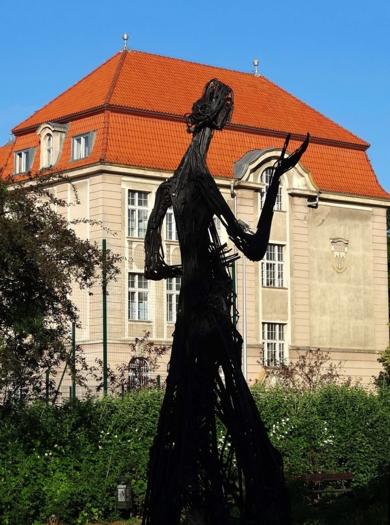 Astronom gigant, z wąsem, nożycoręki. Pomniki Kopernika w Polsce ...